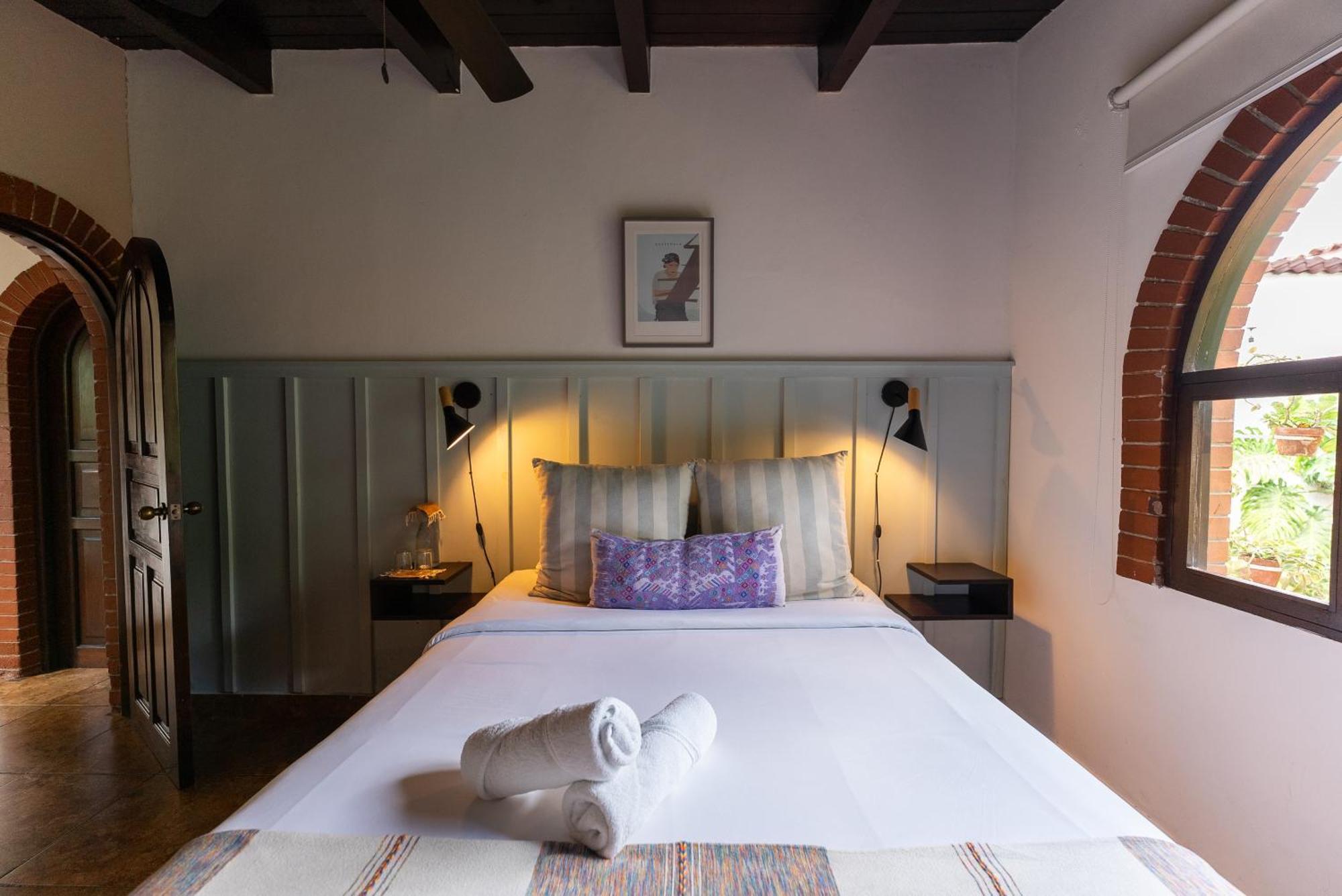 ᐉ MAYA PAPAYA ( ANTIGUA, GUATEMALA ) REAL PHOTOS & GREAT DEALS